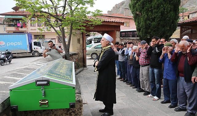 Tokat'ta servis minibüsünün çarpması sonucu ölen 3 yaşındaki çocuğun ... Tokat'ta servis minibüsünün çarpması sonucu ölen 3 yaşındaki çocuğun ...